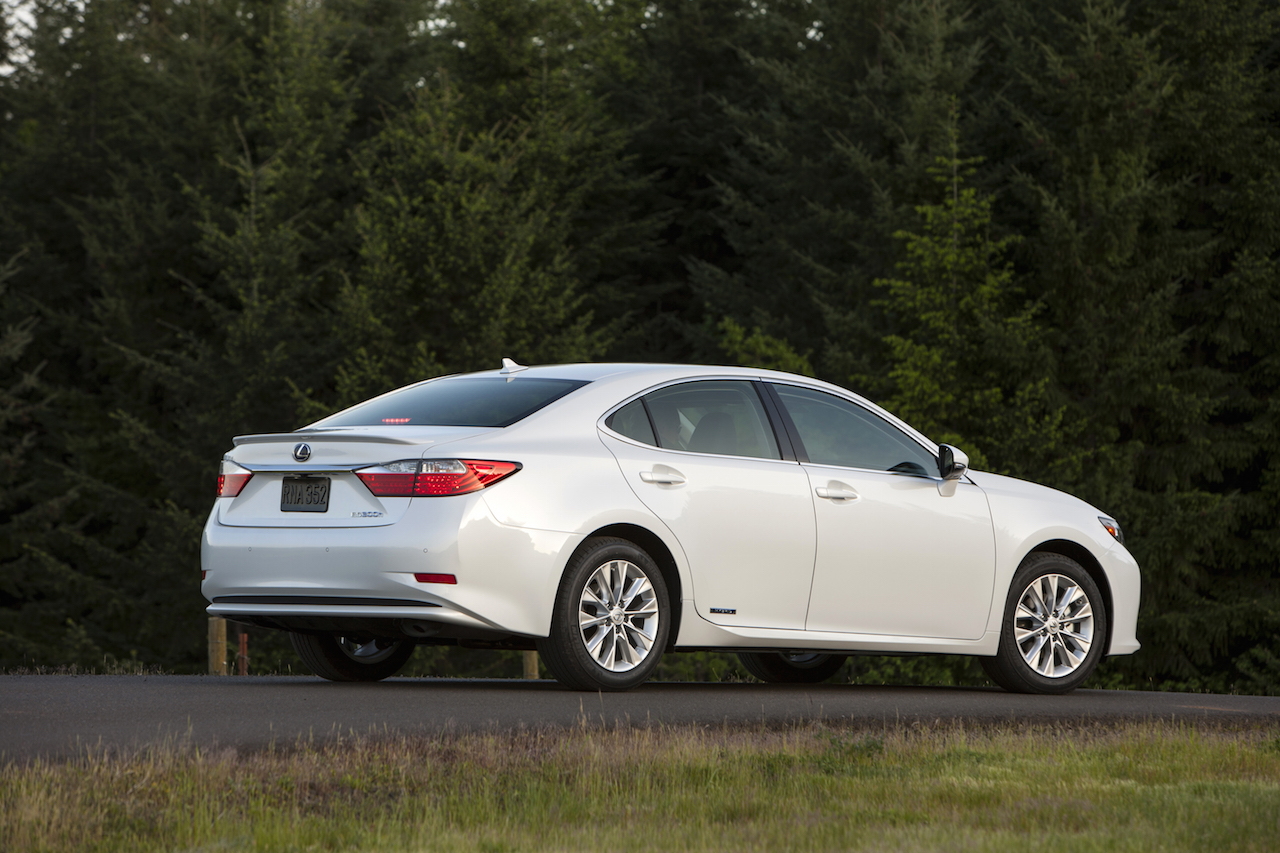 The 2015 Lexus ES 300h Offers Economy, Luxury, Performance and ...