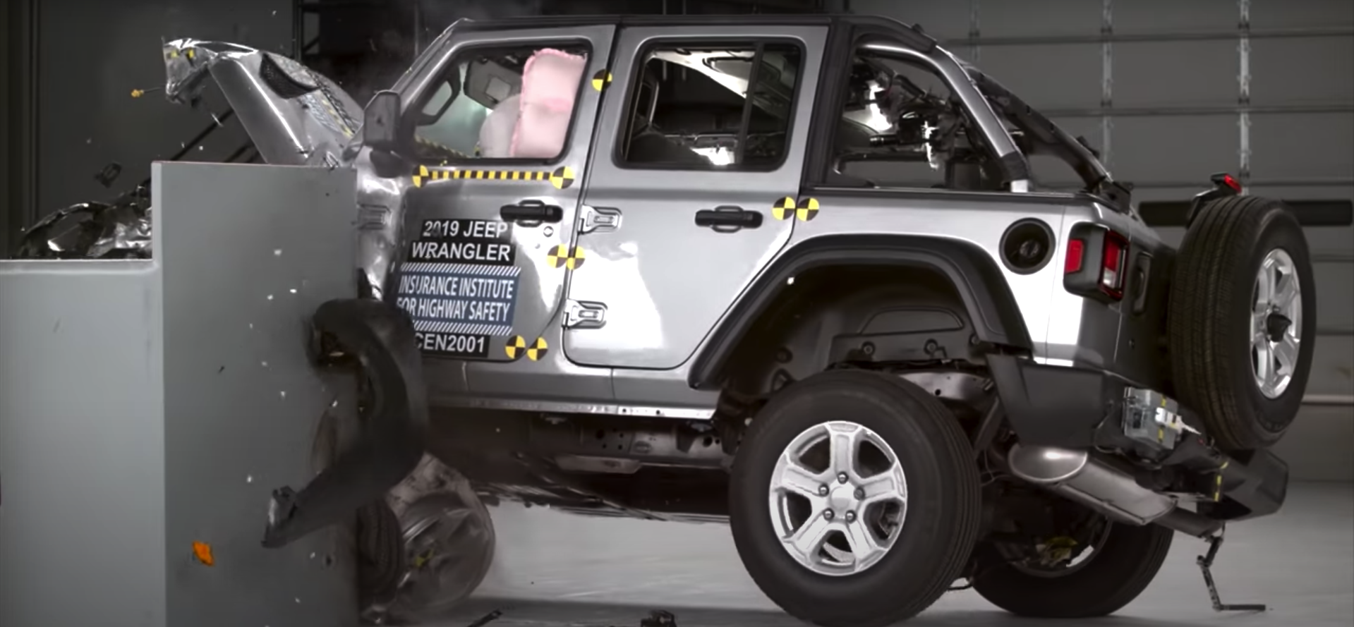 Video: The 2018-2020 Jeep Wrangler JL Tips Onto Its Side In IIHS ...